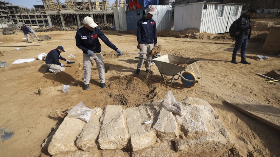 Gaza archaeologists find 'complete' Roman-era cemetery - eNCA