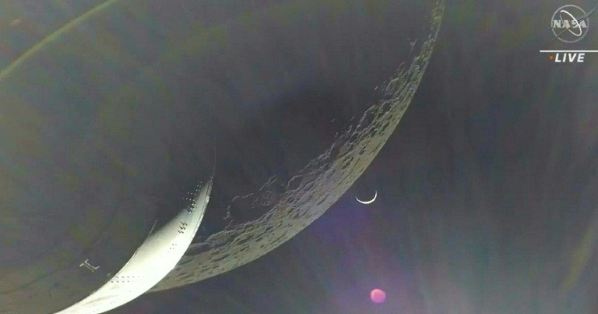 NASA's Orion spaceship slingshots around Moon, heads for home | eNCA