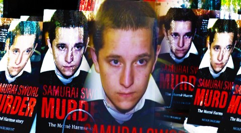 Swaardmoordenaar, Morné Harmse, in boek bekyk - eNCA