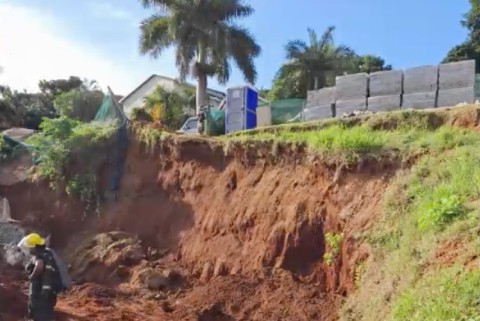 UPDATE | 1 worker rescued in Ballito embankment collapse - eNCA