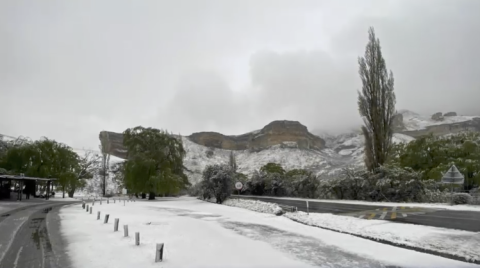 Snow in South Africa | Snow is being cleared from N3 - eNCA