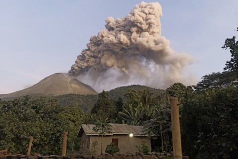 Alert level raised after 10 killed by Indonesia volcano eruption - eNCA