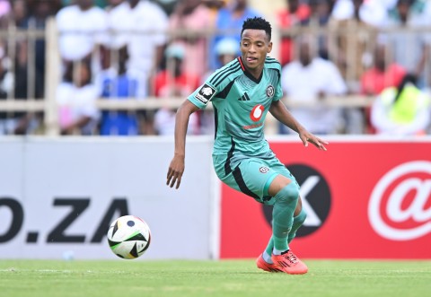 Mofokeng keeps Pirates hot on heels of leaders Sundowns - eNCA