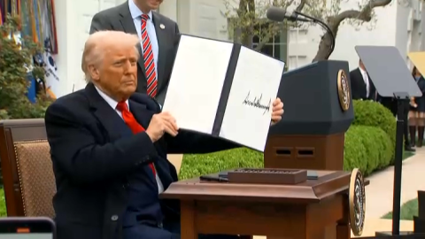 Kenner gee mening oor Trump se 104 uitvoerende bevele in 65 dae - eNCA