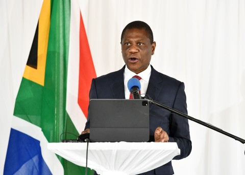 Cape Flats residents frown at Mashatile's visit - eNCA