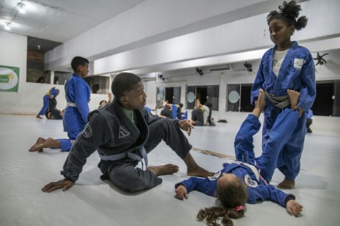 Brazilian jiujitsu offers lifeline to Rio favela kids - eNCA