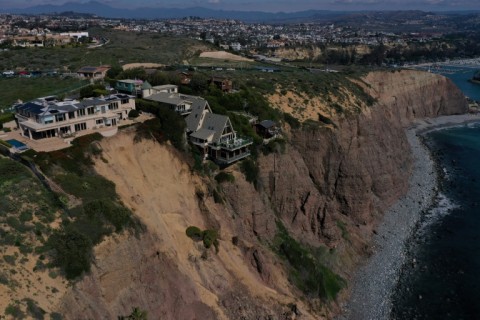 On edge: Cliff collapse leaves pricey California homes teetering - eNCA