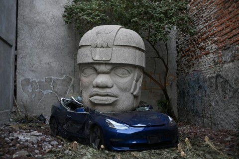 Mexican artist crushes Tesla under giant stone head - eNCA