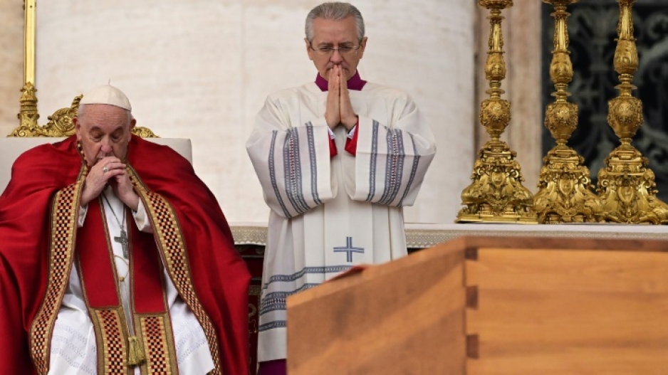 Pope Francis leads final farewell to Benedict before thousands | eNCA