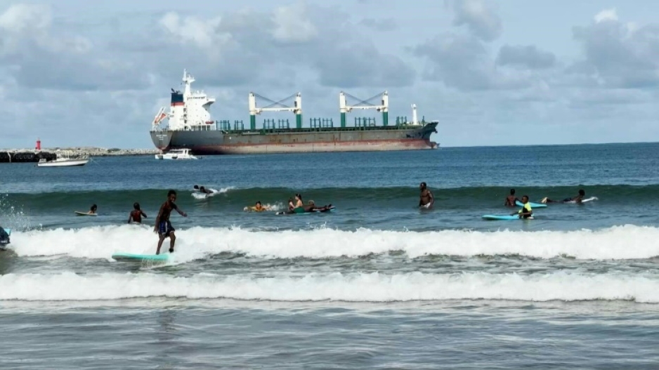 Nigerian surfers brave oil pipelines, tankers to catch waves | eNCA